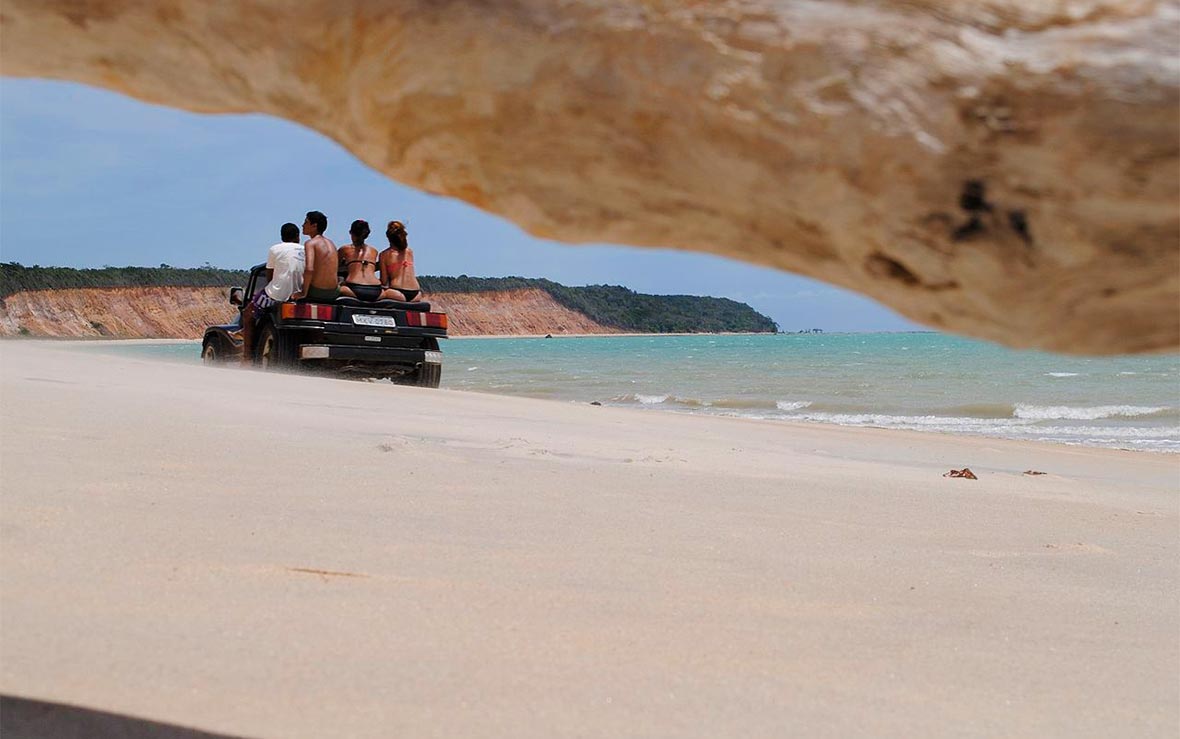 Praia do Carro Quebrado: Falésias e mar azul perto de Maceió